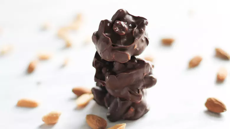 堆積的巧克力堅果簇