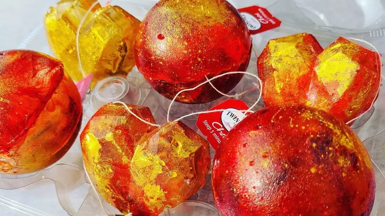 bombas de chá vermelho e laranja