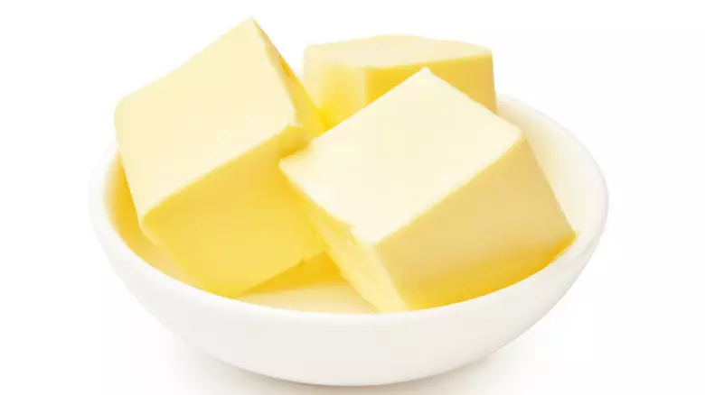 Butter in eine Schüssel geben