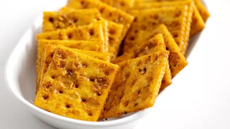 Crackers tal-murtali Cajun fi skutella