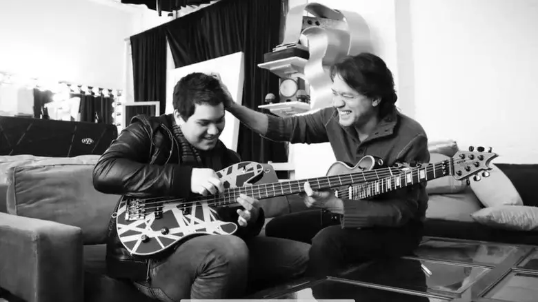 Eddie Van Halen mei syn soan yn swart-wyt foto