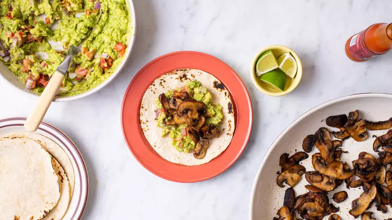 taco con guacamole y champiñones