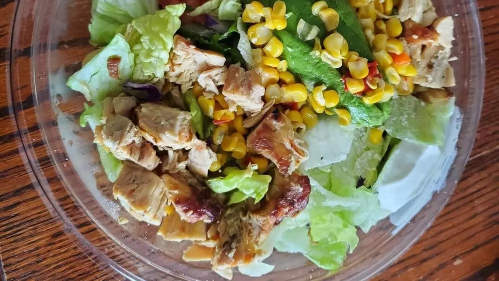 El Pollo Loco vistas salāti ar avokado kukurūzas salātiem