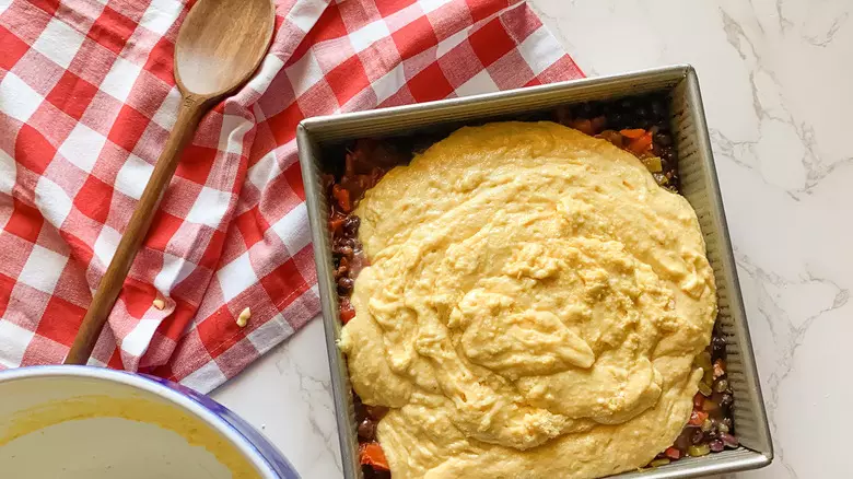 masa de pan de millo repartida sobre o chile