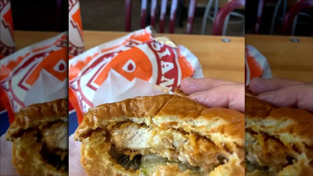 popeyes brechdan cyw iâr bwyd cyflym