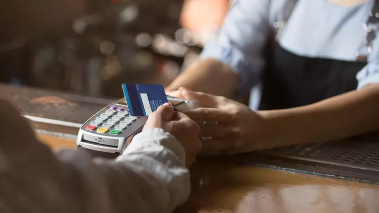डेबिट कार्डने पैसे भरणारा ग्राहक