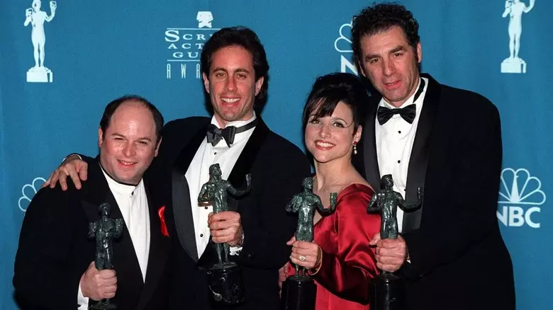 O elenco de Seinfeld con estatuas dos premios SAG