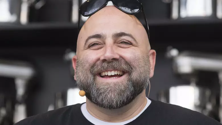 Duff Goldman yana murmushi