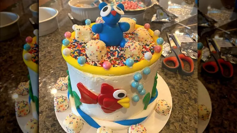 Gâteau d'enfant coloré avec un simple poisson fondant et un ours