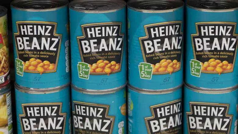 Ψημένα φασόλια Heinz σε ένα ράφι