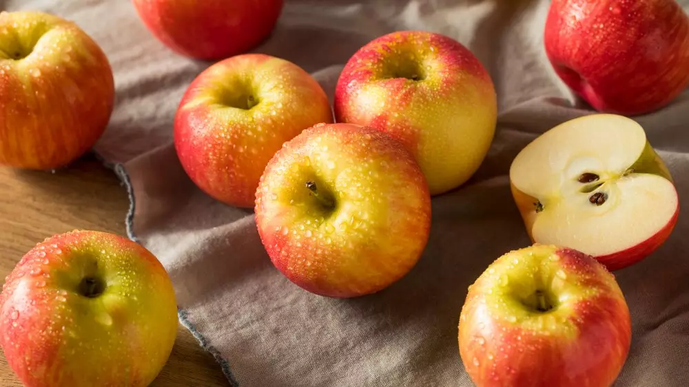 Hrskave jabuke na kuhinjskom peškiru
