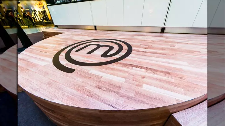 mesa de madera con el logo de MasterChef