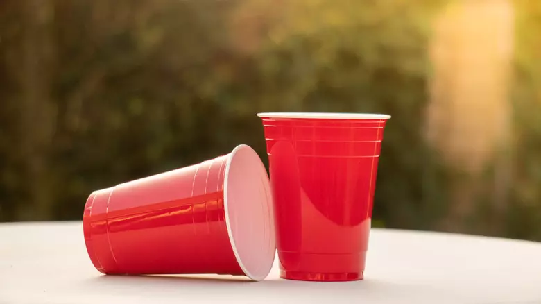 dos tazas Solo rojas vacías en una mesa al aire libre