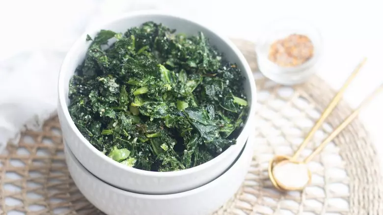 chips de kale assaisonnées dans un bol