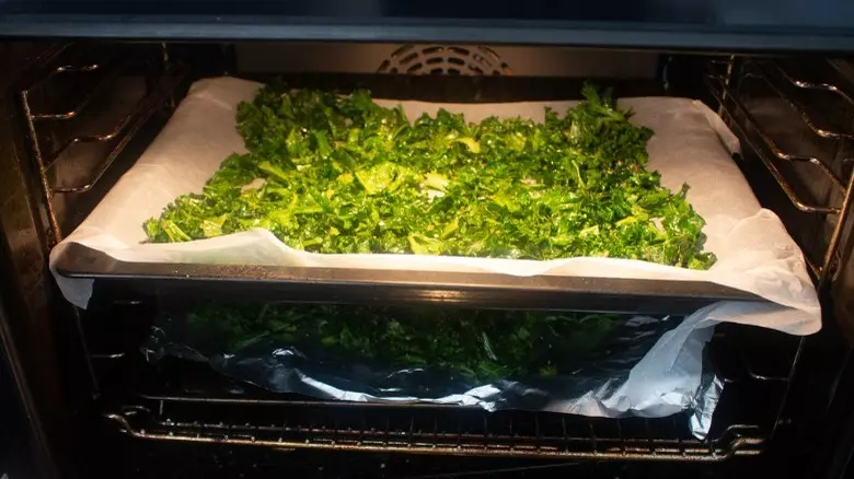 Kale fritoj bakado en la forno