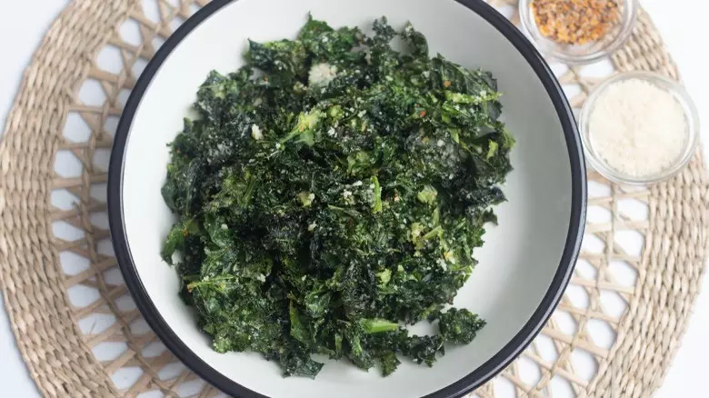 Croustilles de kale assaisonnées sur une assiette