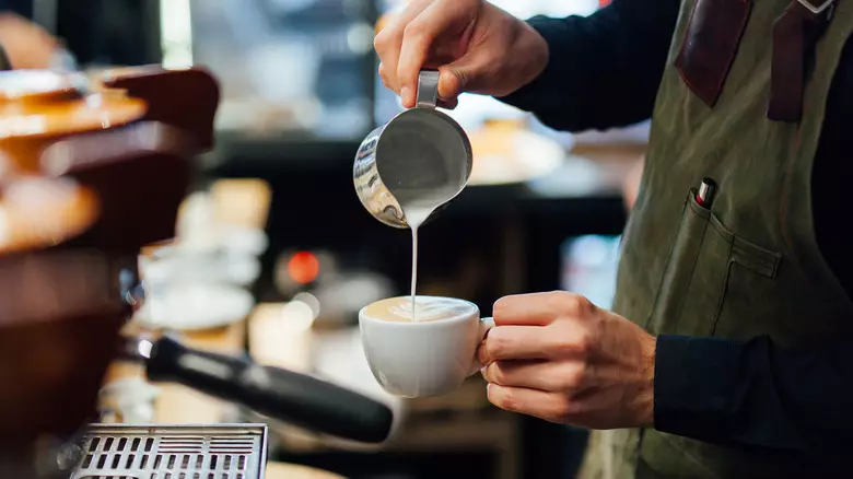 Barista dělá umění latte pěny