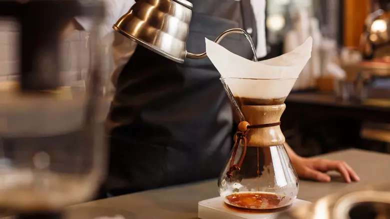 Glass Chemex derdhet mbi kafe