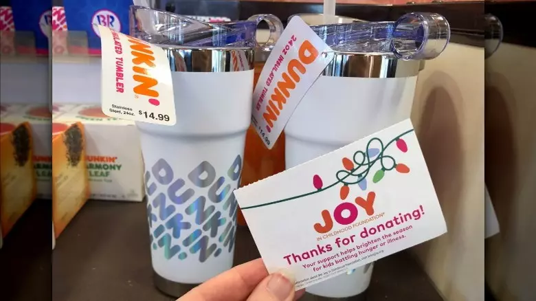 Vale de fundación Joy in Childhood e mercadoría navideña en dunkin donuts