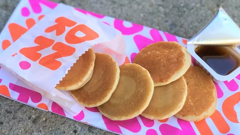 Unha bolsa de minis filloas dunkin donuts con xarope