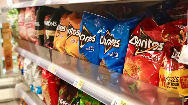 Пакеты Doritos на полке