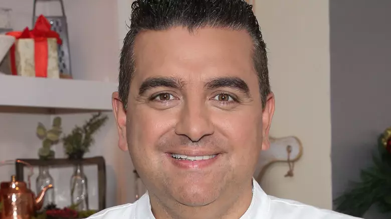 Buddy Valastro жылмайып.