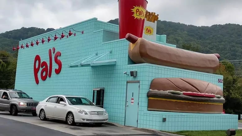 Yorqin ko'k Pal's Sudden Service drive-thru binosi