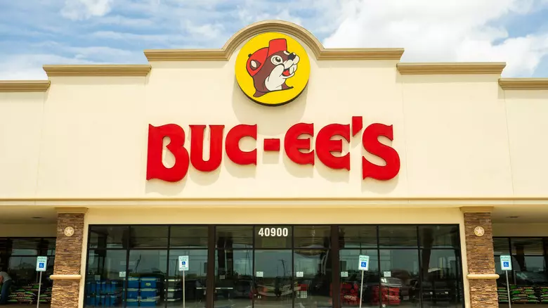 Etalase Buc-ee dengan maskot berang-berang