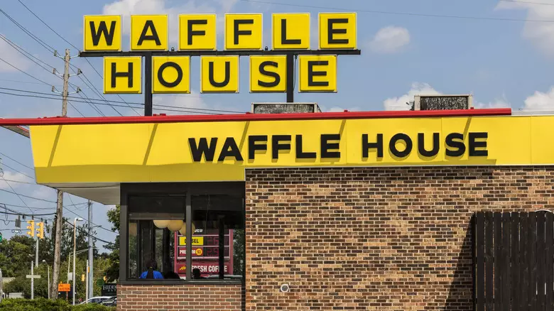 Waffle House qurilishi va belgisi