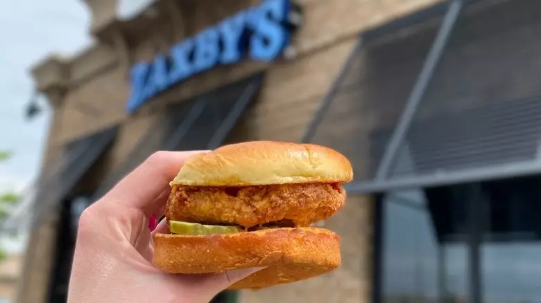 El letrero de Zaxby con el logo del pollo.