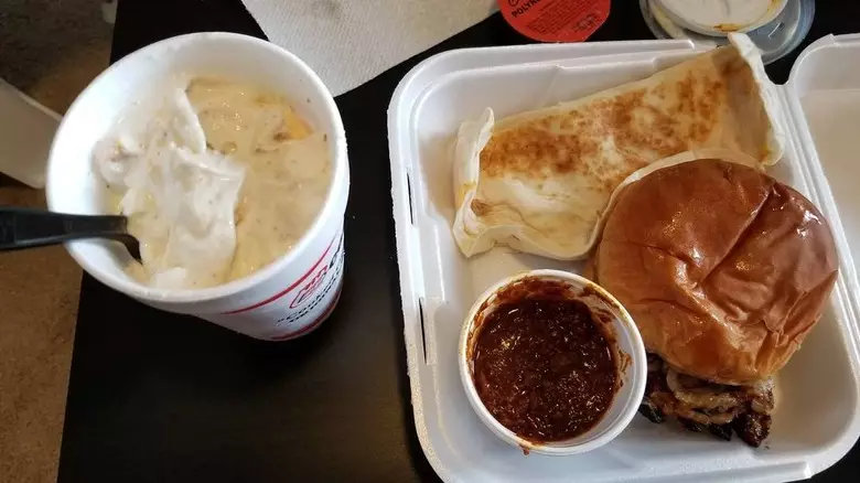 Bakki með Cajun kjúklingasamloku, Quesadilla, Chili og Peach Cobbler Milkshake frá Cook Out í Hickory, Norður-Karólínu