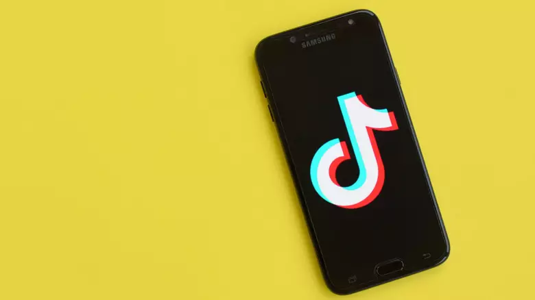 Tiktok logotipas mobiliajame telefone