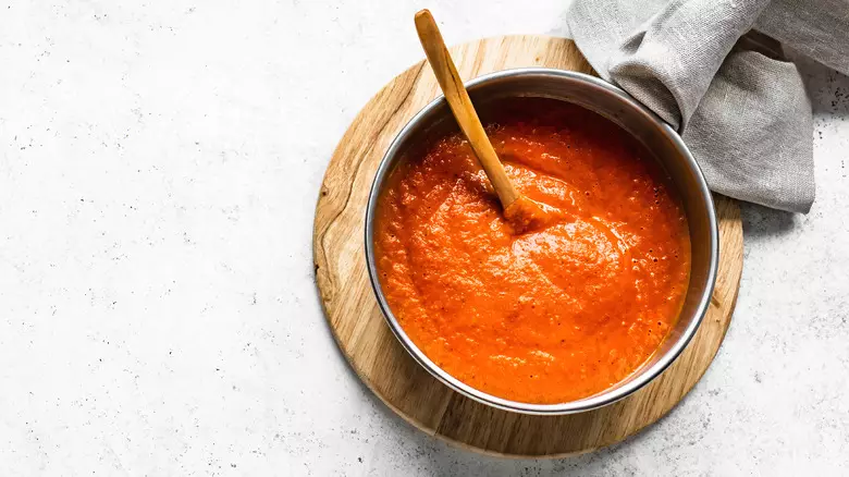 marinara sauce ing pot