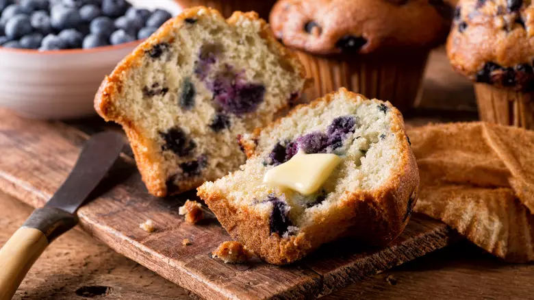 Muffin blueberry dengan mentega