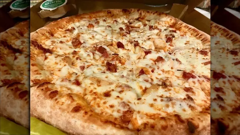 Olovli Buffalo tovuqli pizza