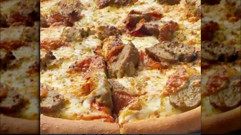 Fleischbällchen-Peperoni-Pizza
