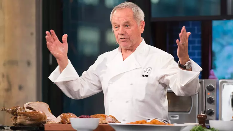 Wolfgang Puck lagar mat på scenen