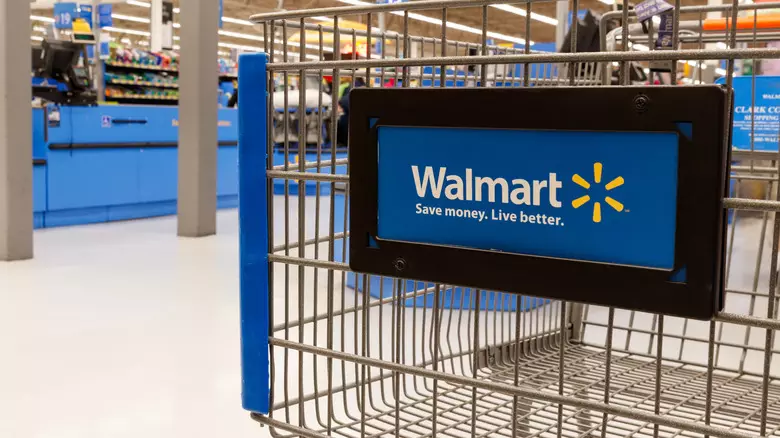 Walmart кибете һәм логотибы булган вагон