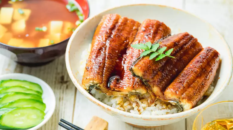 Unha cunca de arroz con anguía á prancha por riba