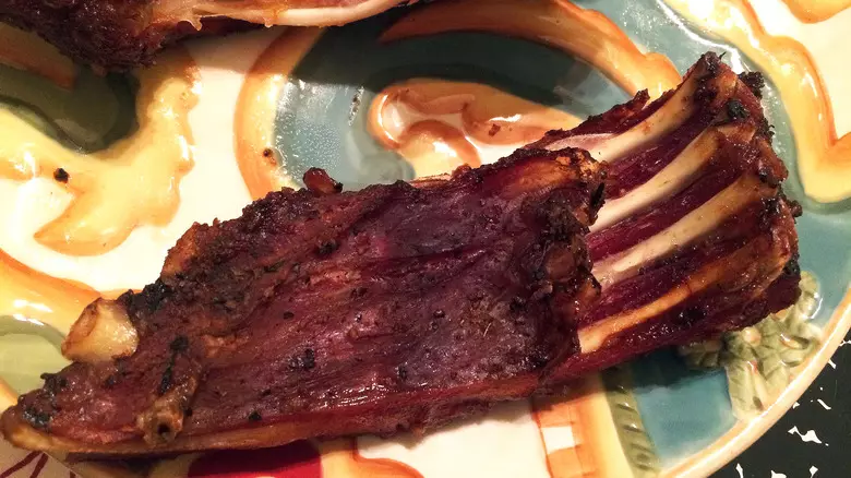 Un costillar de costillas de cocodrilo a la parrilla