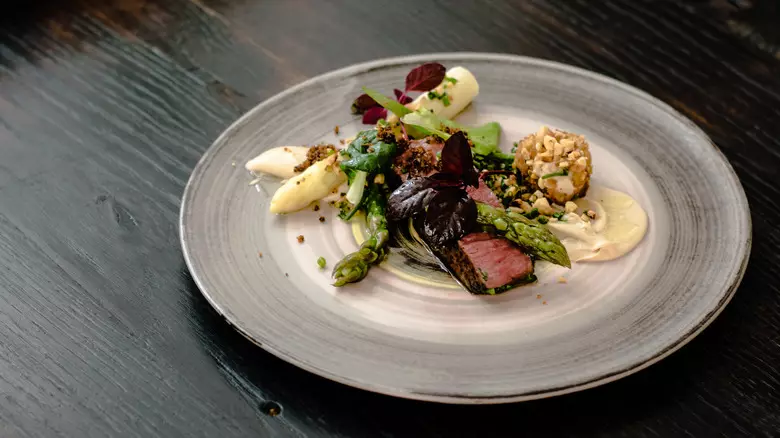 Straußensteak mit Gemüse und Sauce