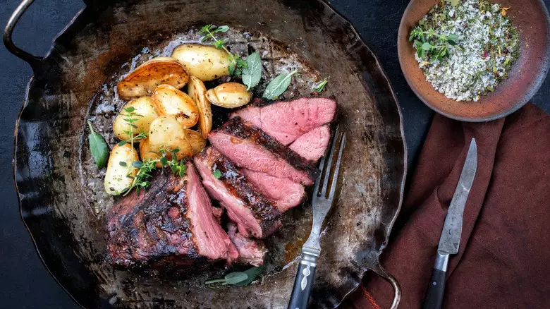 Jabalí asado con patatas