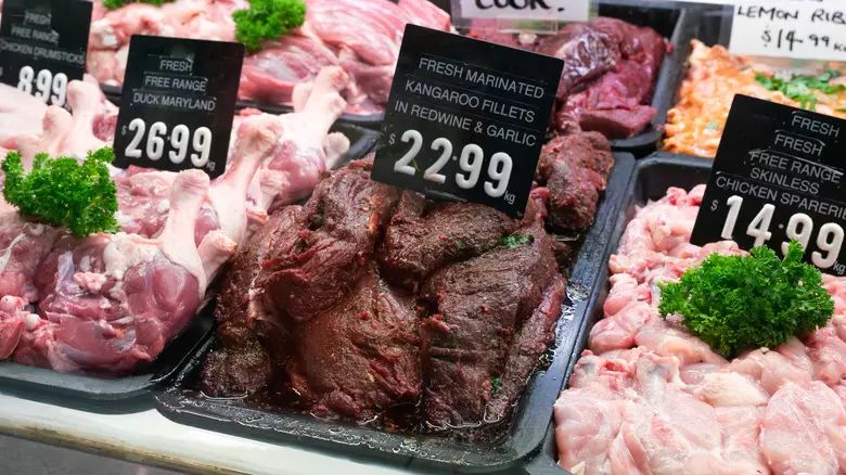 Filetes de canguro dentro dunha carnicería