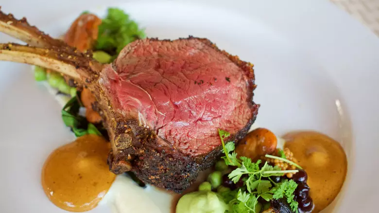 Carne de alce cocinada medio rara en un plato elegante