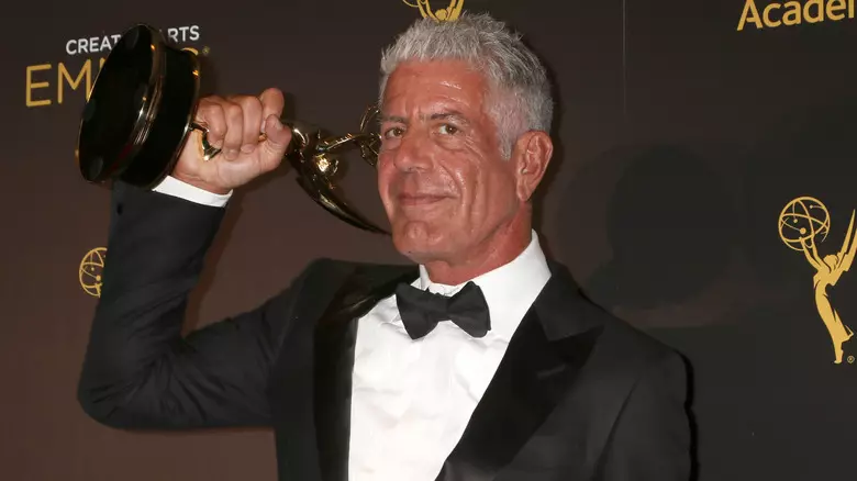 Anthony Bourdain na červeném koberci Emmy