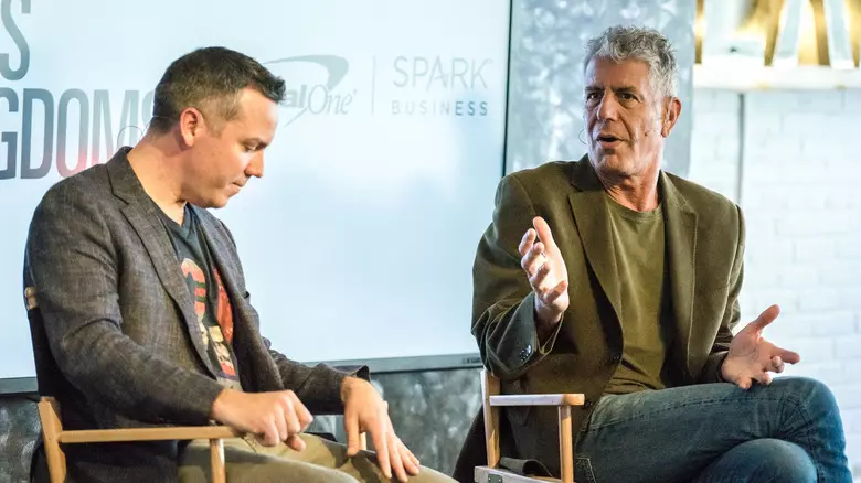 Anthony Bourdain parlando all'evento