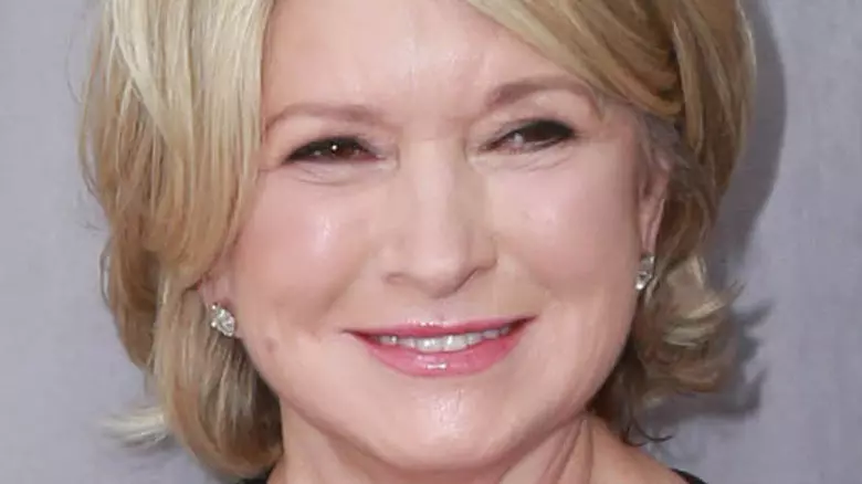 Martha Stewart ayaa ku dhoola cadeynaysa lipstick casaan ah iyo hilqado dheeman ah