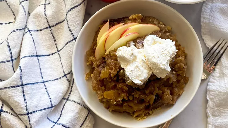 apple cobbler na may whipped cream