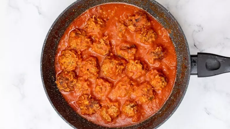 O meatballs porcupine vela atoa ma sosi i totonu o se apa.