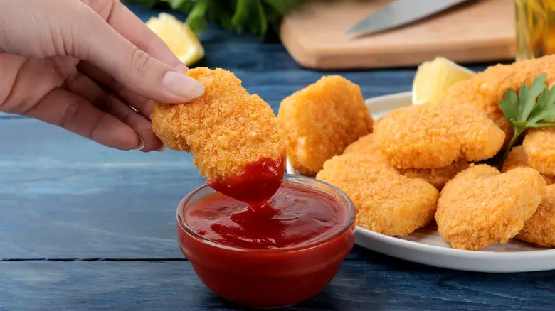 Nuggets de frango mergulhados em um molho